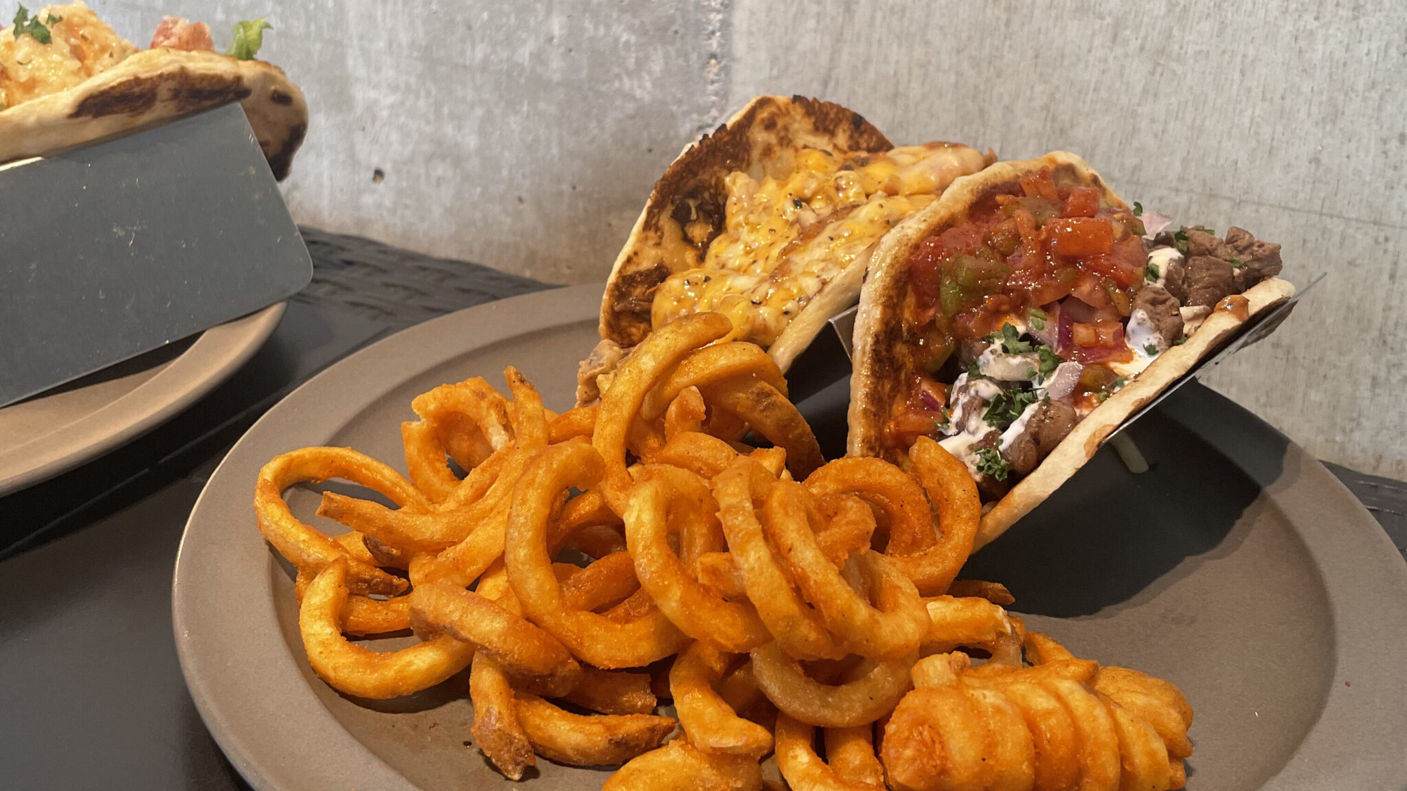 ブルーエントランスキッチンがついに中目黒に進出⁉︎沖縄で絶対に行くべきオシャレなタコス店‼︎ – 沖縄ナララ